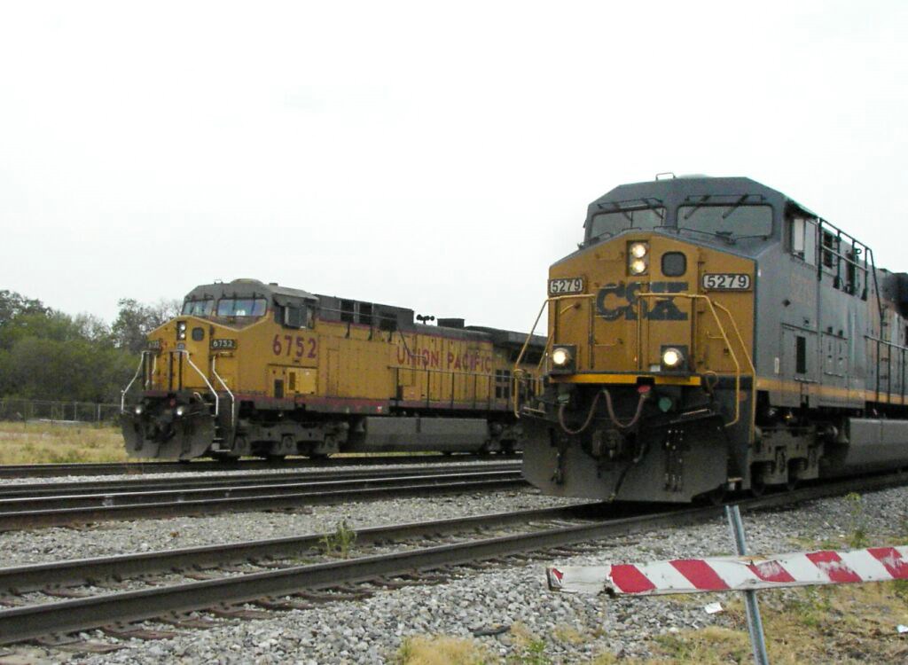 CSX 5279 & UP 6752